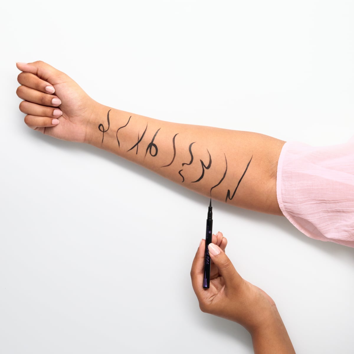 Essence • Super Fine Liner Pen - 01 Deep Black • haar-shop.ch