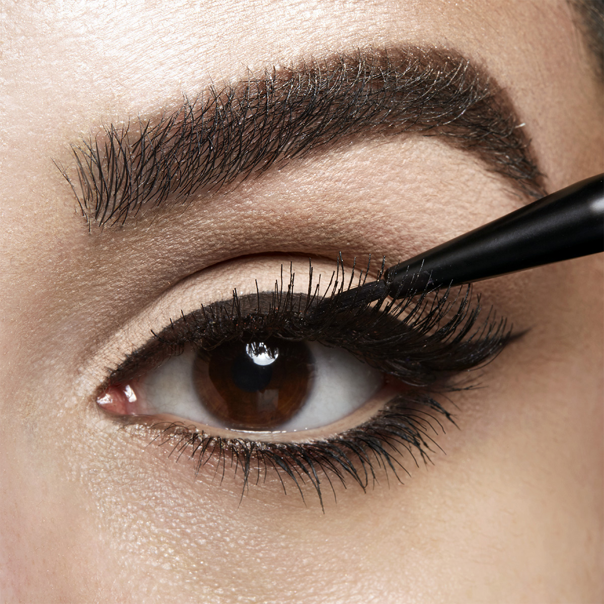 NYX Pro Makeup • Angled Pro Brush für präzises Auftragen