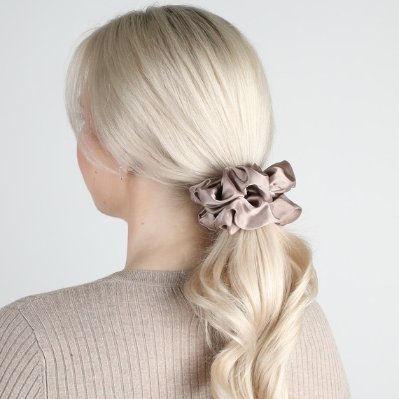 Trisa Accessoires • Satin Scrunchies in Silbergrau, Beige, Navy